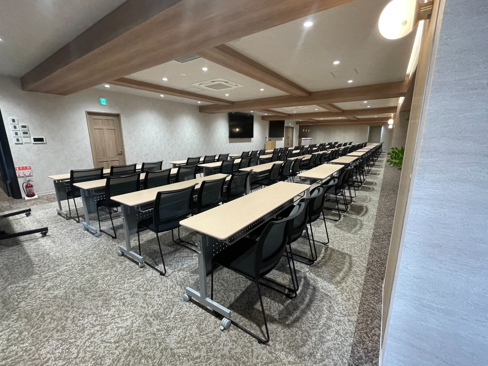 TS新橋4F【新橋駅 徒歩1分】セミナー 研修 パーティー ♥控室あり！ 飲食 OK 無料WiFi 駅近★の写真3