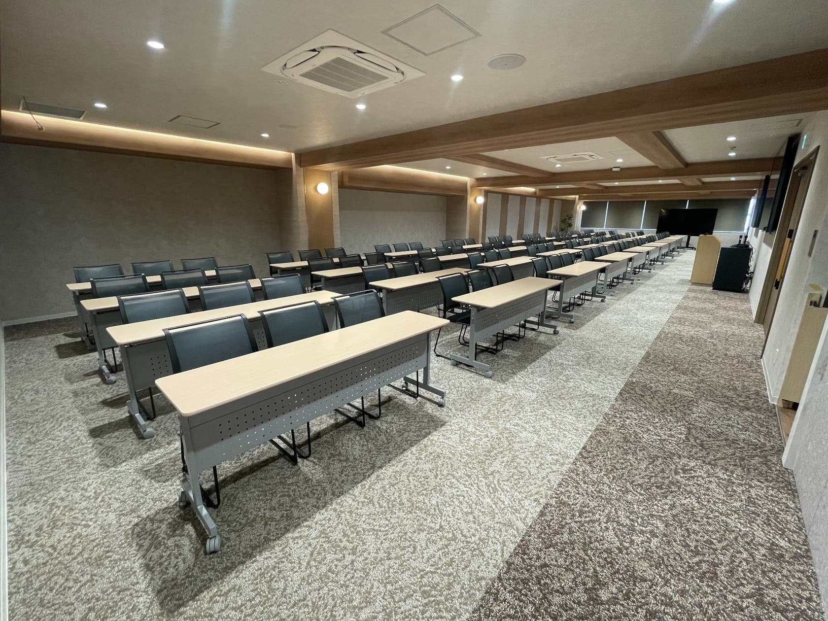 TS新橋4F【新橋駅 徒歩1分】セミナー 研修 パーティー ♥控室あり！ 飲食 OK 無料WiFi 駅近★の写真4