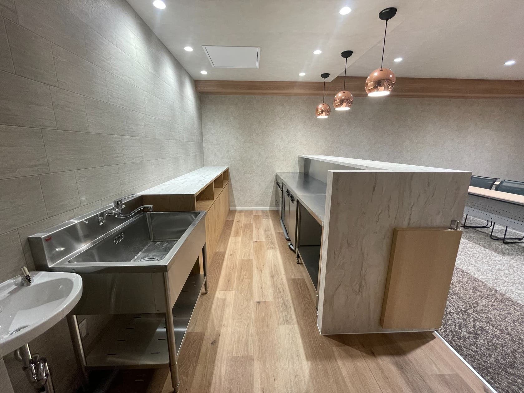 TS新橋4F【新橋駅 徒歩1分】セミナー 研修 パーティー ♥控室あり！ 飲食 OK 無料WiFi 駅近★の写真8