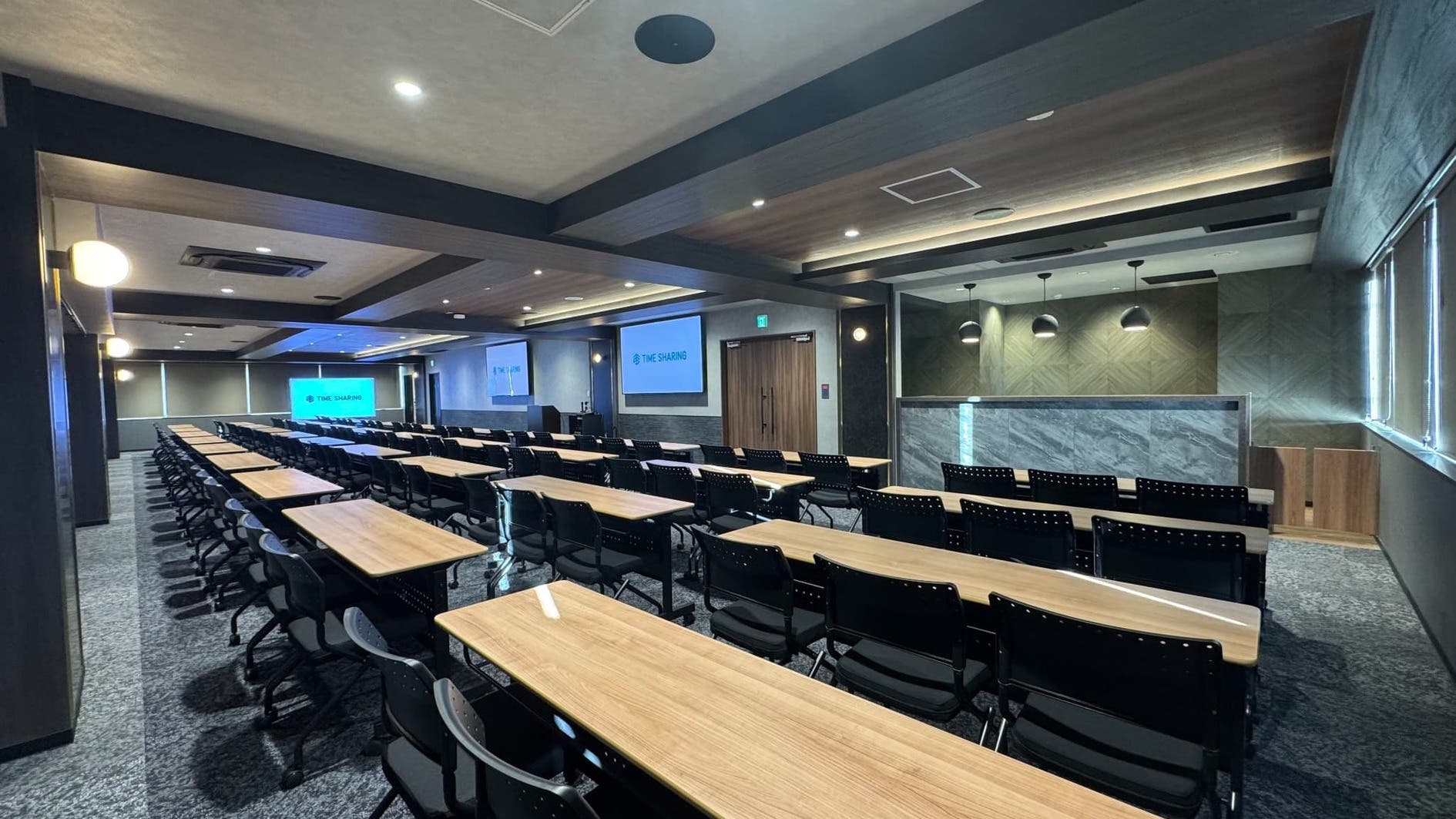 TS新橋5F【新橋駅 徒歩1分】セミナー 研修 パーティー ♥控室あり！ 飲食 OK 無料WiFi 駅近★の写真1