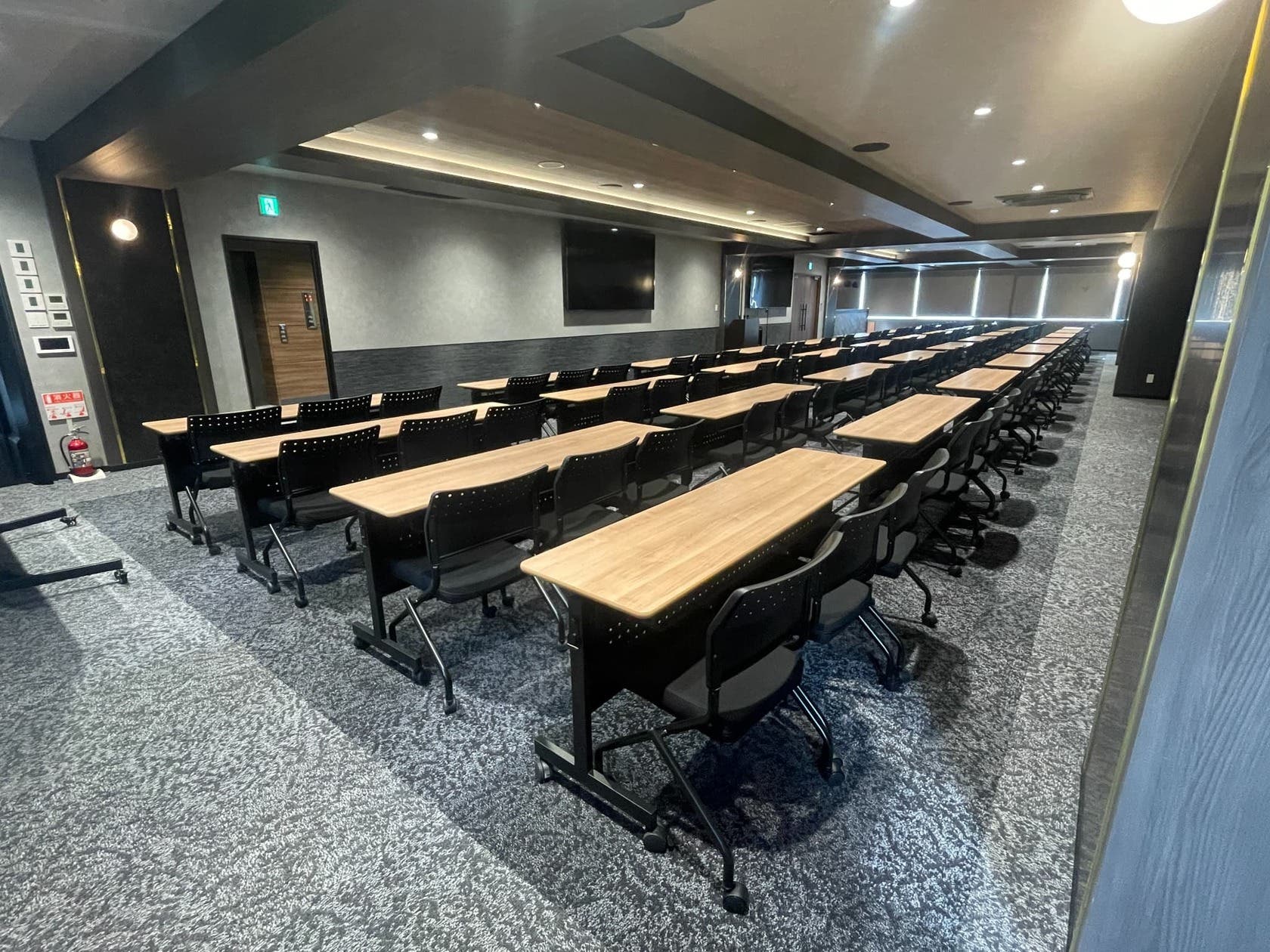 TS新橋5F【新橋駅 徒歩1分】セミナー 研修 パーティー ♥控室あり！ 飲食 OK 無料WiFi 駅近★の写真3