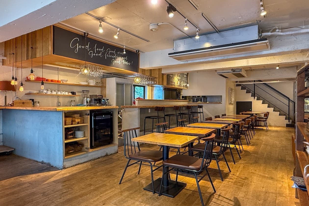 【渋谷・表参道・青山】 レンガ壁の外観が特徴的な路面実店舗カフェ。動画やスチール撮影など様々な用途に使えるレンタルスペース。の写真2