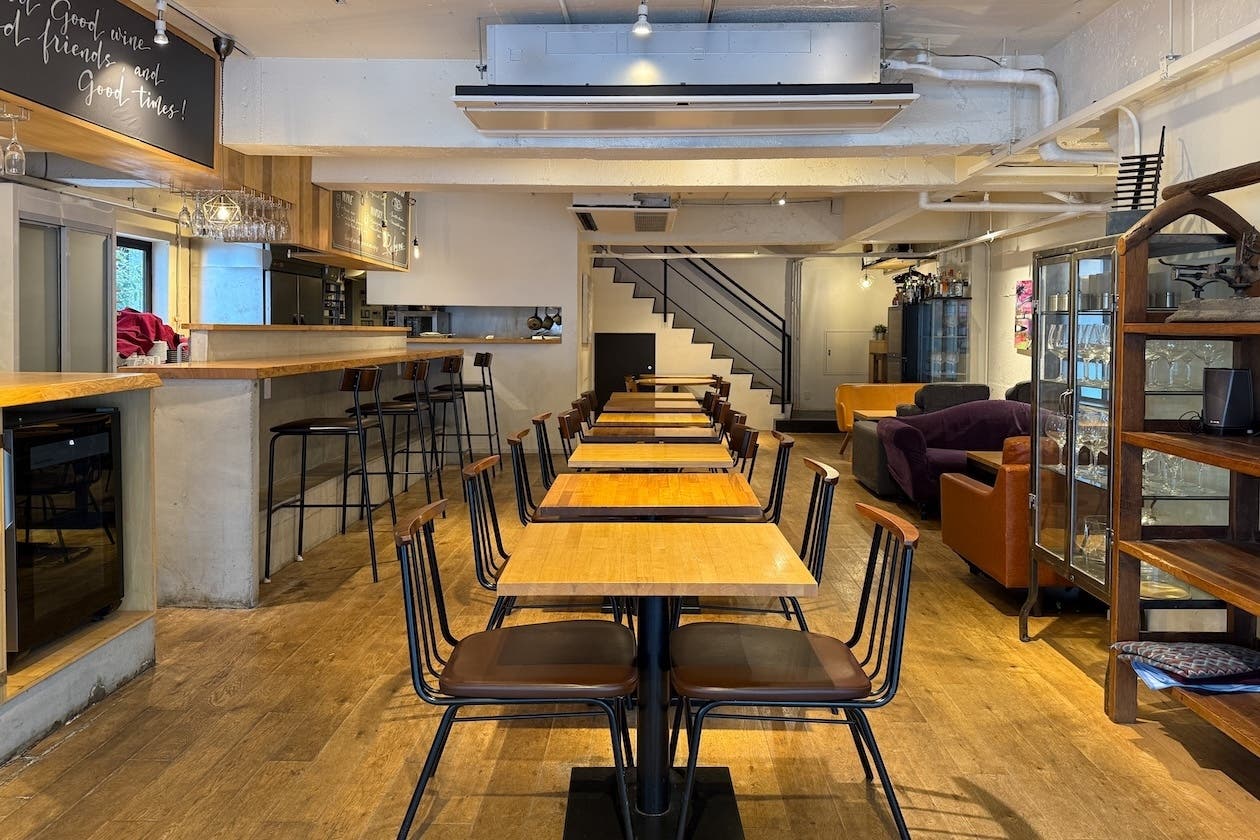 【渋谷・表参道・青山】 レンガ壁の外観が特徴的な路面実店舗カフェ。動画やスチール撮影など様々な用途に使えるレンタルスペース。の写真3