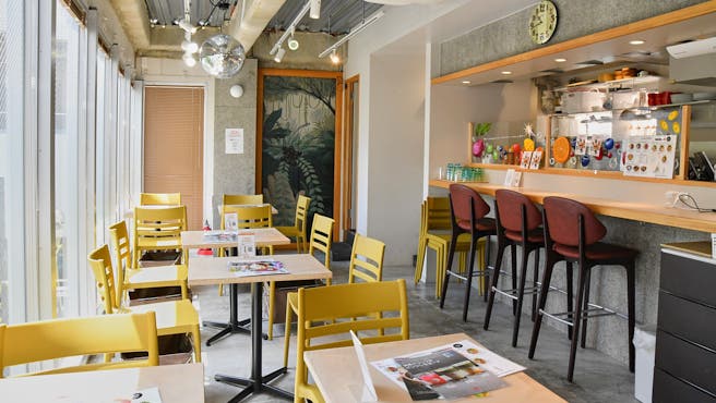 【下北沢駅徒歩3分!】ガラス張りの清潔感のあるカフェ店舗の写真1