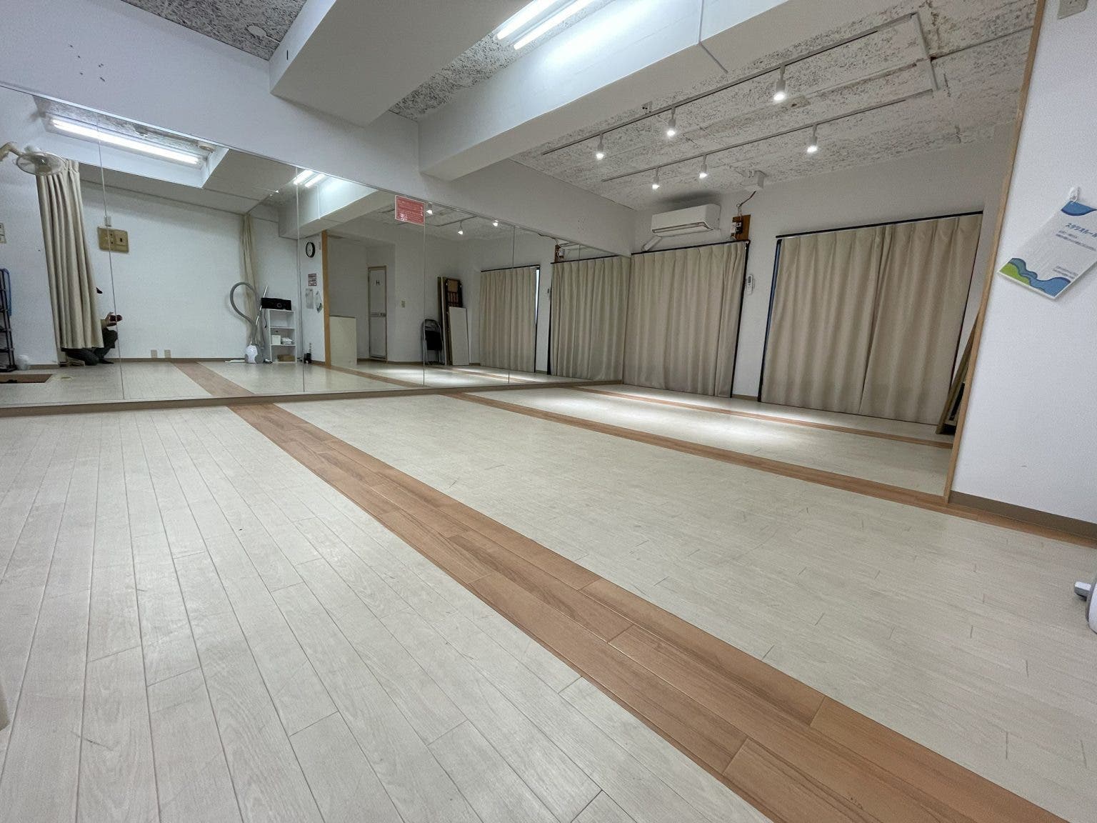 大きな鏡｜リノリウム｜JR大久保駅 南口 徒歩2分【トライスタジオ】の写真1