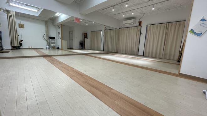 大きな鏡|リノリウム|JR大久保駅 南口 徒歩2分【トライスタジオ】の写真1