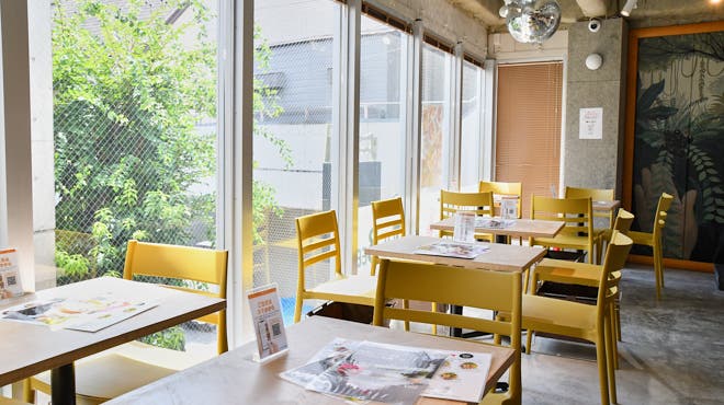 【下北沢駅徒歩3分！】ガラス張りの清潔感のあるカフェ店舗の写真3
