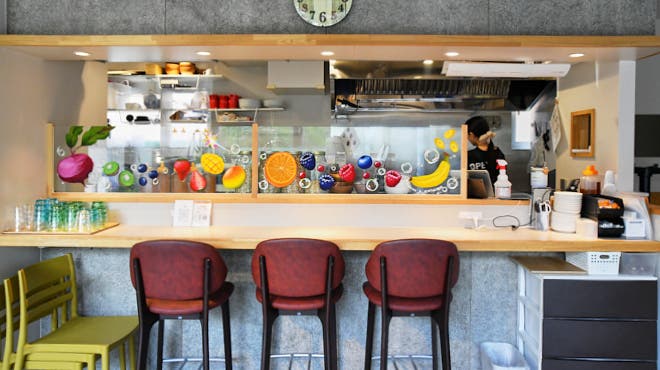 【下北沢駅徒歩3分！】ガラス張りの清潔感のあるカフェ店舗の写真4