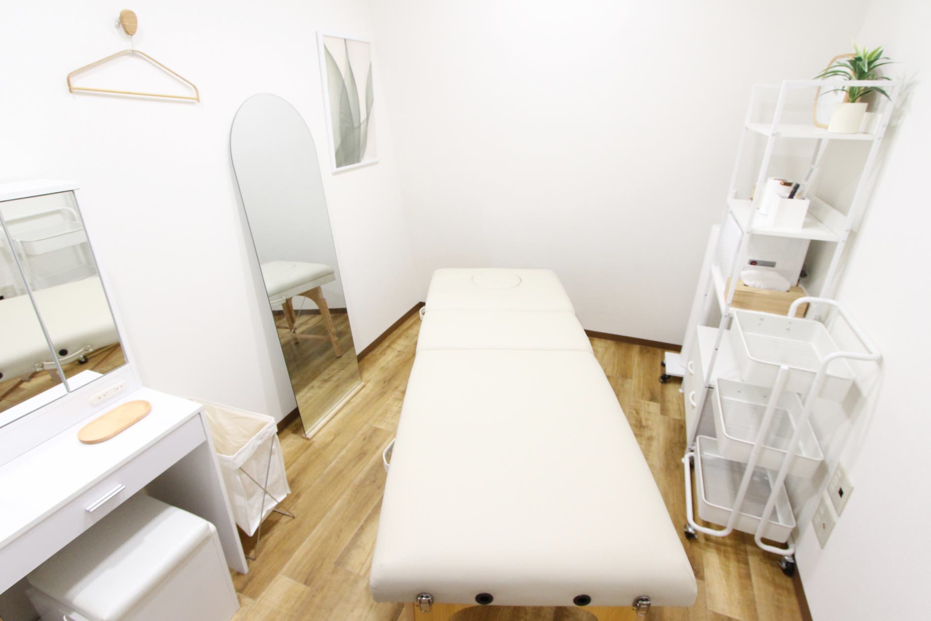 【OPEN記念価格】青葉台駅3分✨白を基調とした清潔感がある24時間利用できるレンタルサロンです🌱の写真1