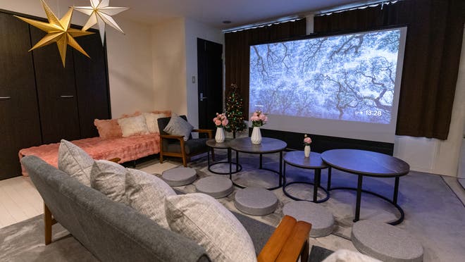 元町駅から徒歩2分☆大迫力100インチスクリーンで映画上映や推し活が楽しめます♪の写真1