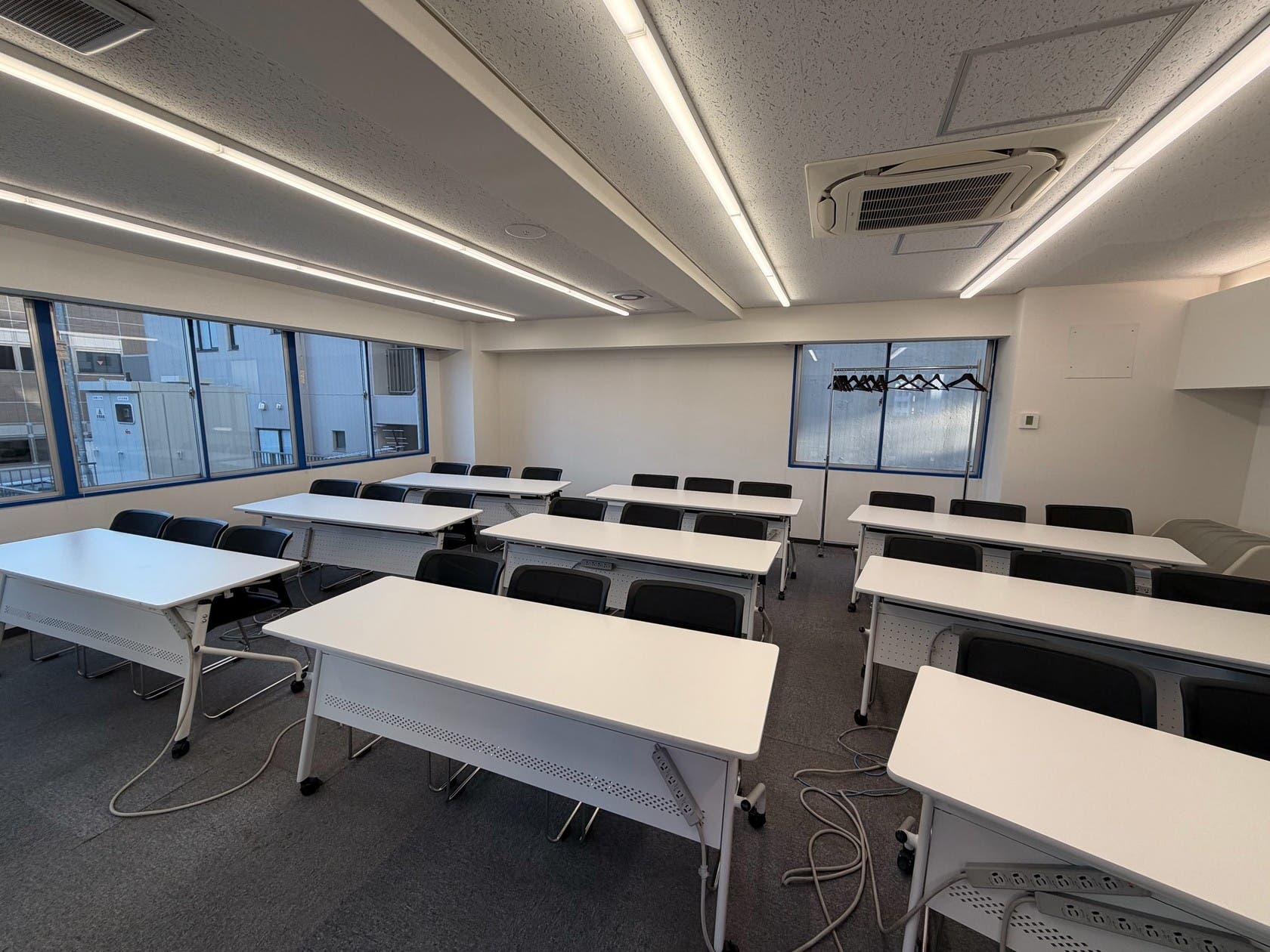 【NEW OPEN！】セミナー・研修に最適！モニター・司会台・ホワイトボード付き/~27名　Room Aの写真2