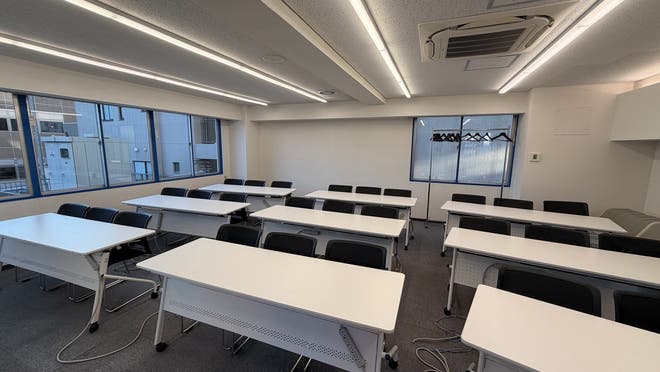 【NEW OPEN!】セミナー・研修に最適!モニター・司会台・ホワイトボード付き/~27名 Room Aの写真2