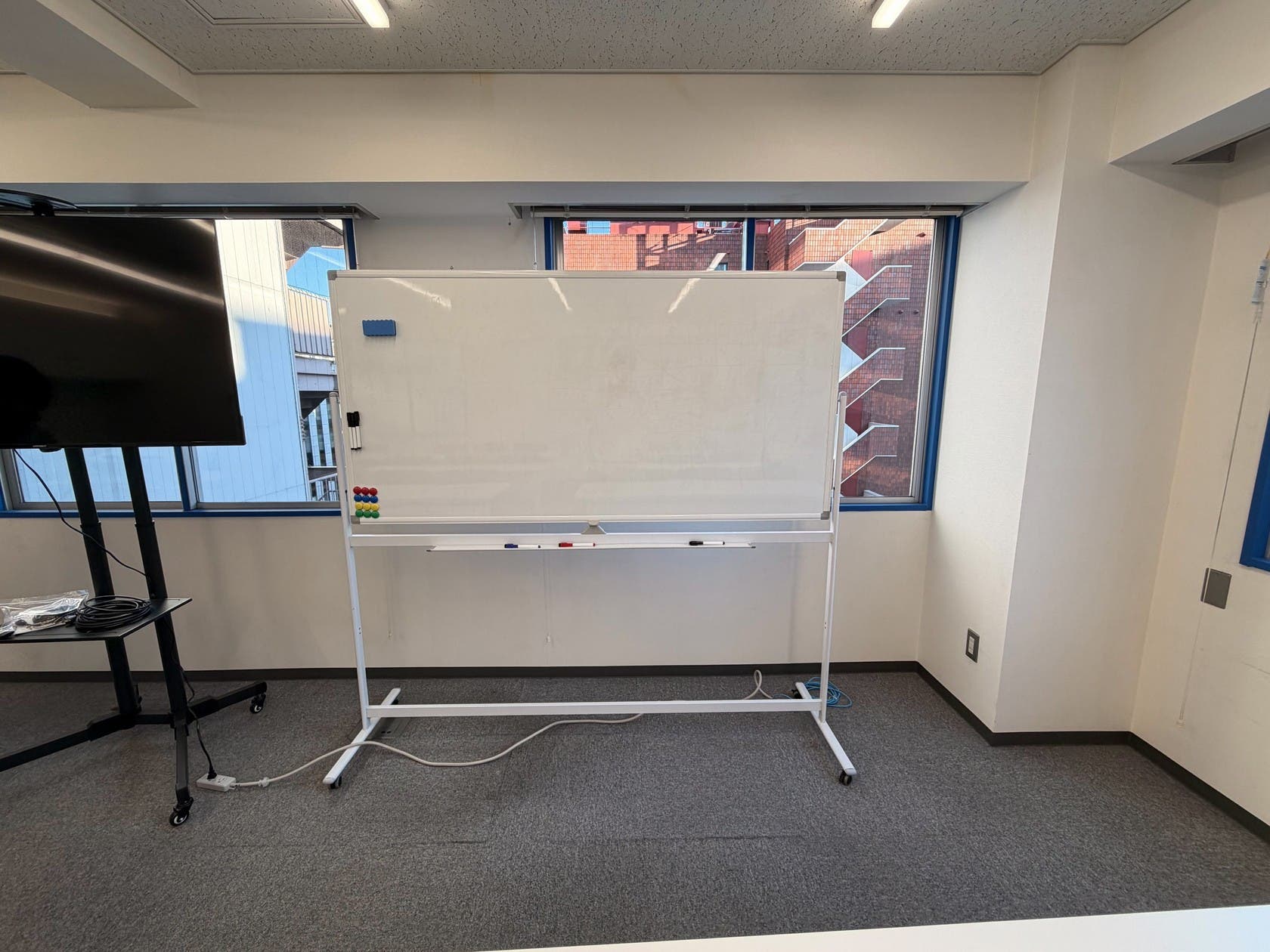 【NEW OPEN！】セミナー・研修に最適！モニター・司会台・ホワイトボード付き/~27名　Room Aの写真3