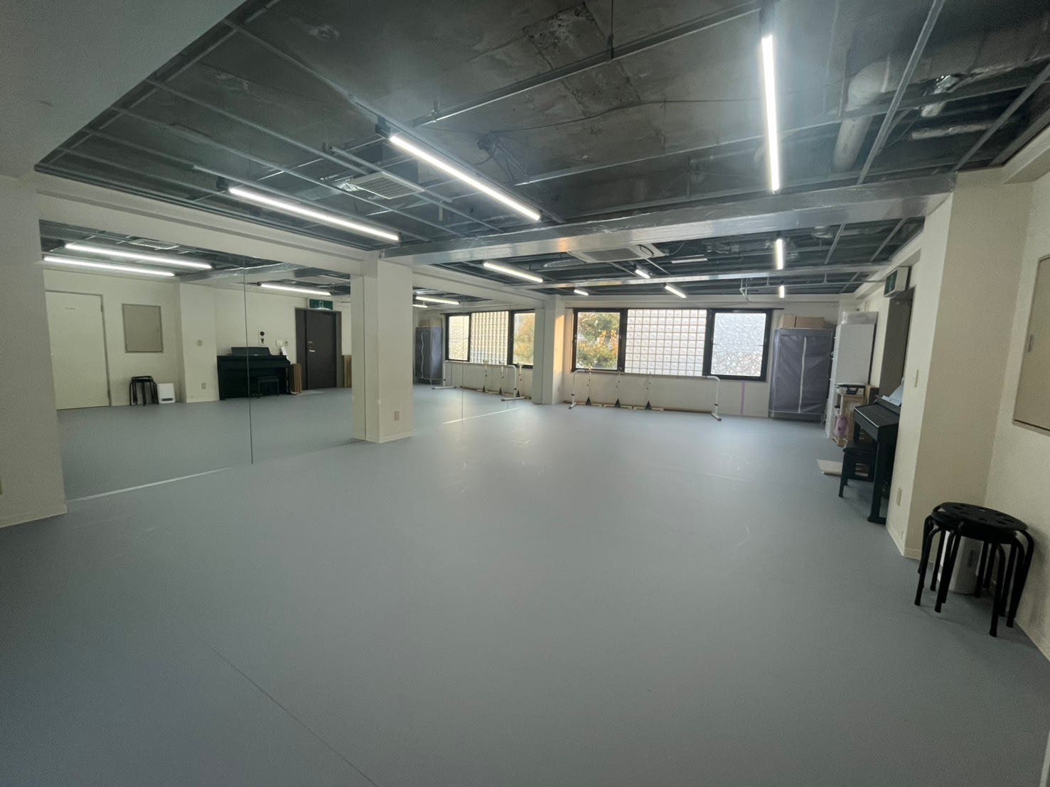 目黒通り沿いバス停より徒歩1分！のダンススタジオの写真1