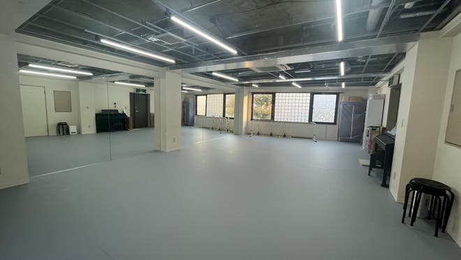 目黒通り沿いバス停より徒歩1分!のダンススタジオの写真1