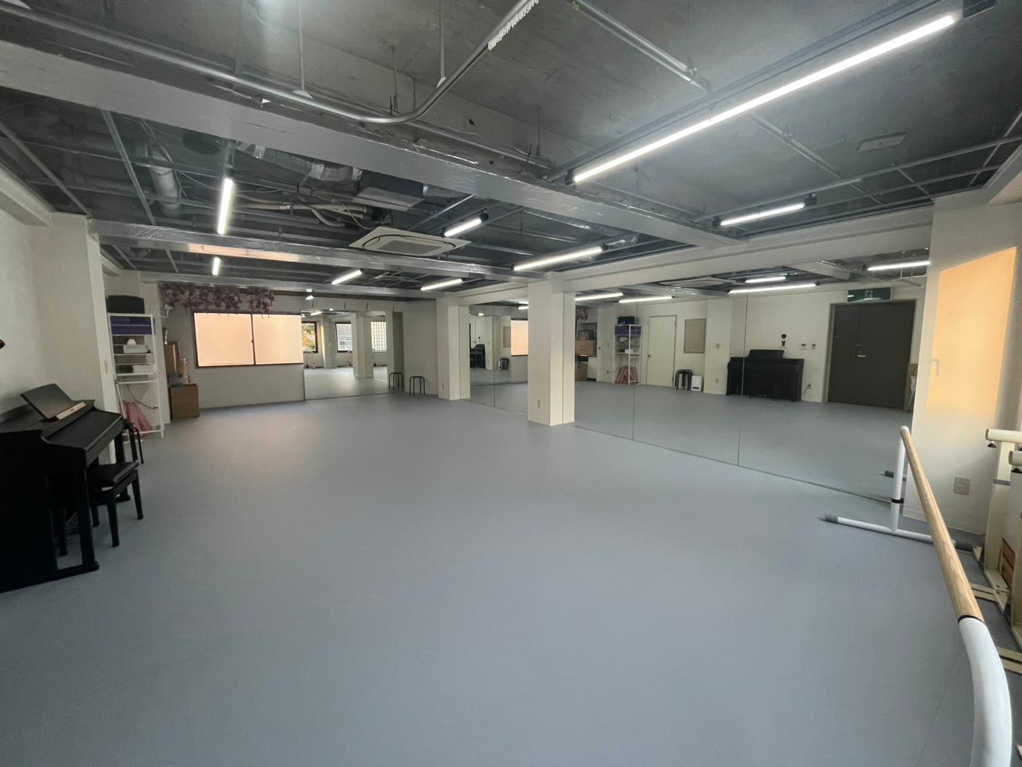 目黒通り沿いバス停より徒歩1分！のダンススタジオの写真2