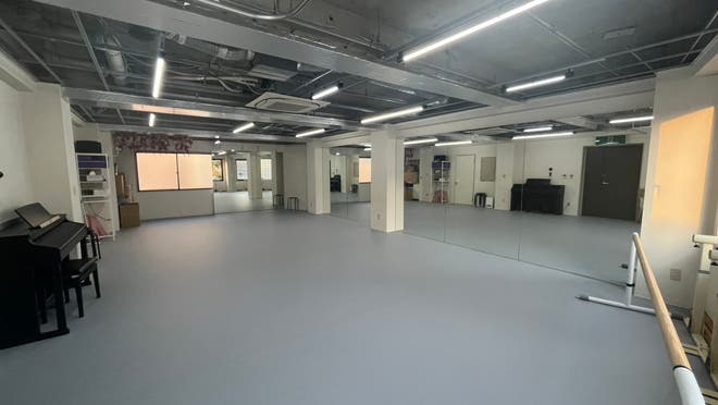 目黒通り沿いバス停より徒歩1分!のダンススタジオの写真2