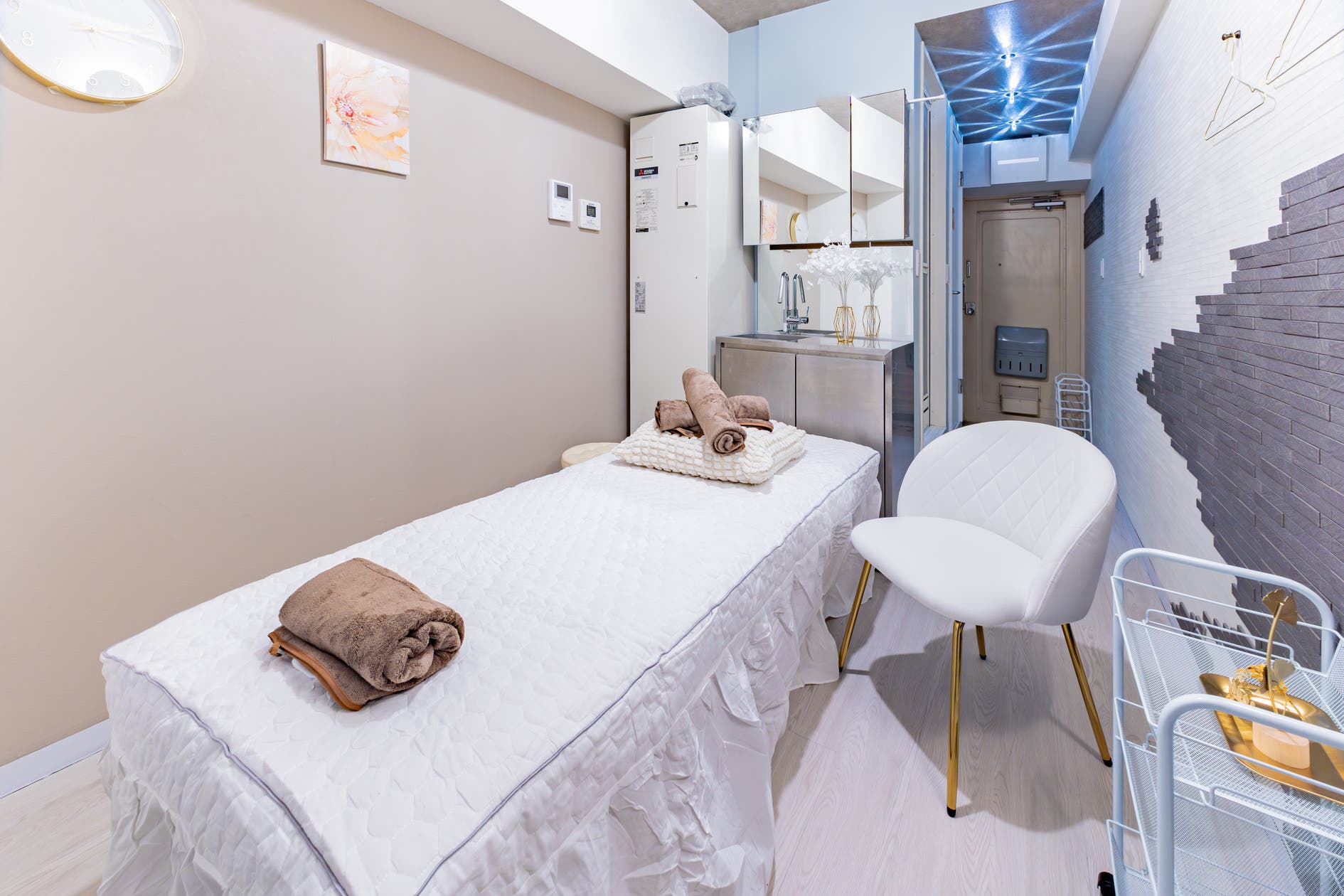 リニューアルOPEN【コスパ新宿No.1】昇降ベッド導入✨閑静な都庁方面の完全個室エステ|マッサージ施術|整体|無料WiFi✨の写真9