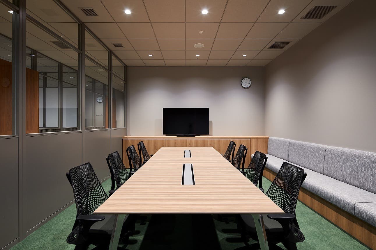 日本橋駅から地下直結！【会議室C】モニター付き8名様用会議室の写真1