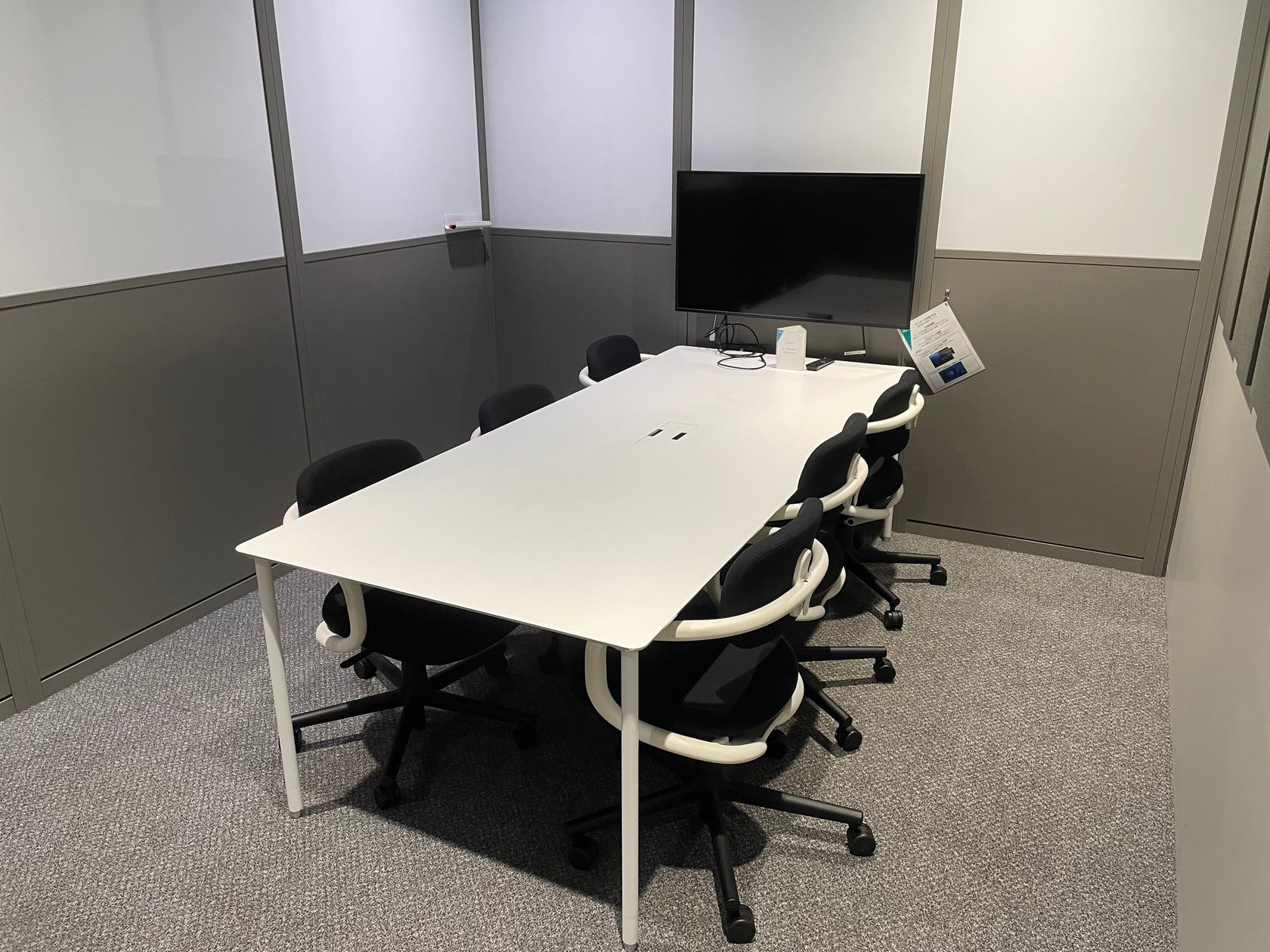 日本橋駅から地下直結！【会議室B】モニター付き6名様用会議室の写真1