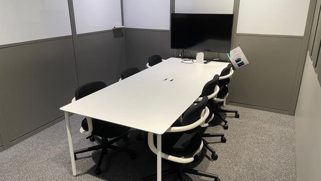 日本橋駅から地下直結!【会議室B】モニター付き6名様用会議室の写真1