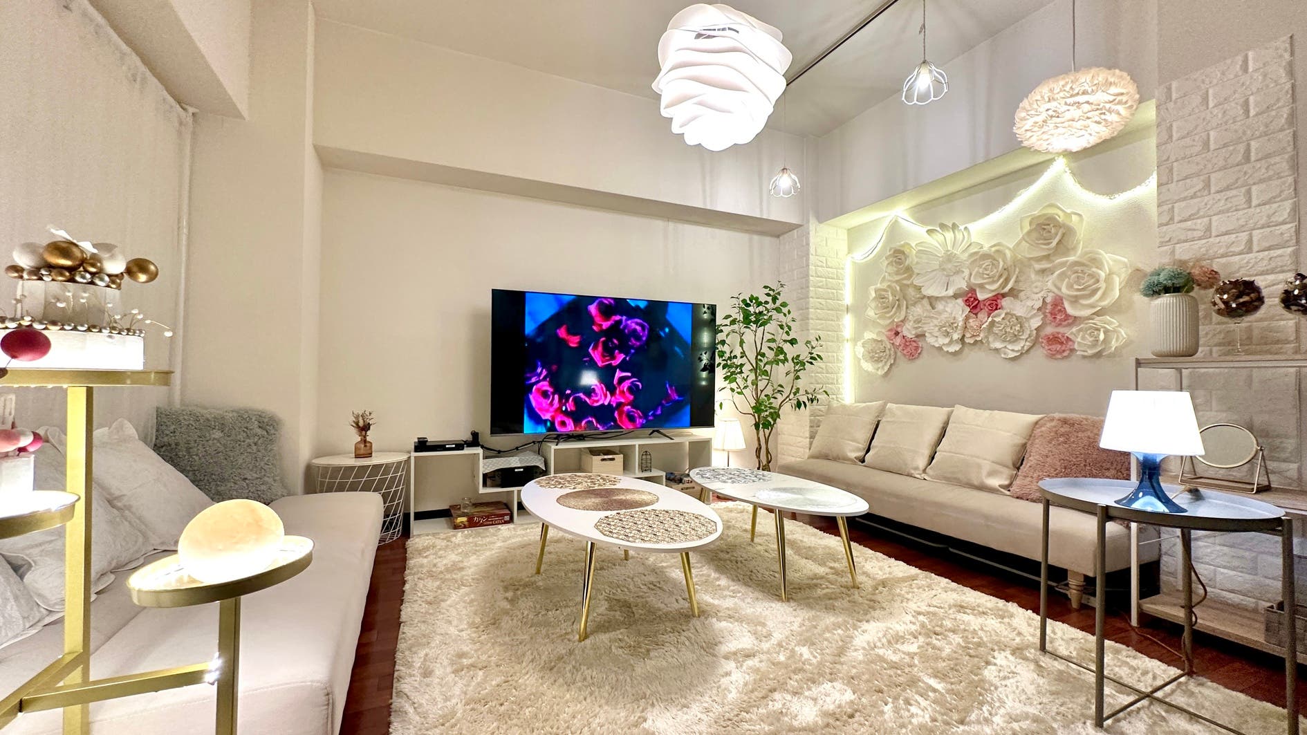 🌹心斎橋なんば徒歩圏！大型65インチ📺デート・女子会・飲み会・推し活・生誕祭・映画鑑賞会など全部叶う映えレンタルスペース🌹の写真1