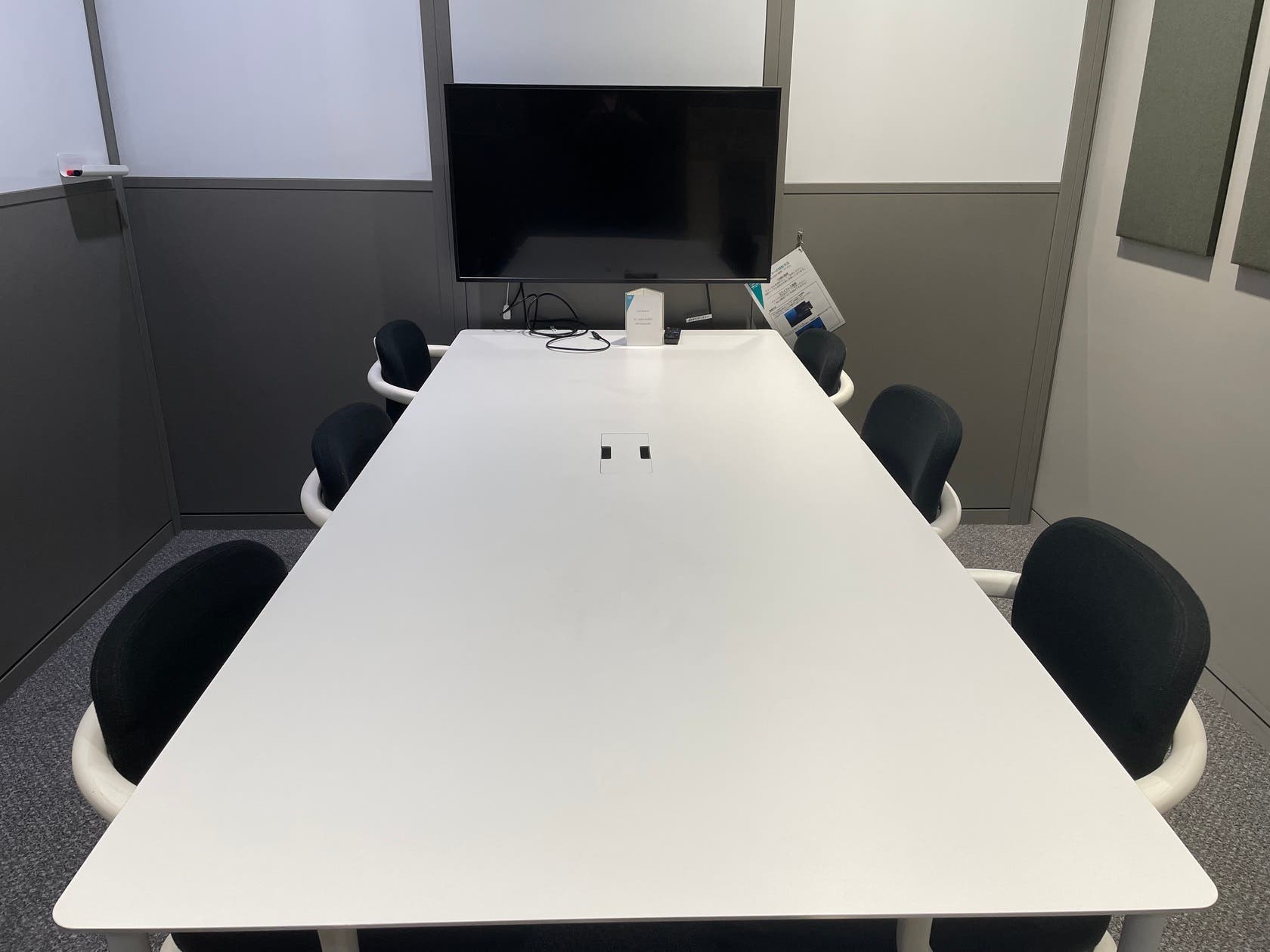 日本橋駅から地下直結！【会議室A】モニター付き6名様用会議室の写真2