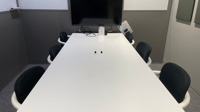 日本橋駅から地下直結!【会議室A】モニター付き6名様用会議室の写真2