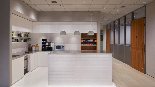 日本橋駅から地下直結!【会議室A】モニター付き6名様用会議室の写真3