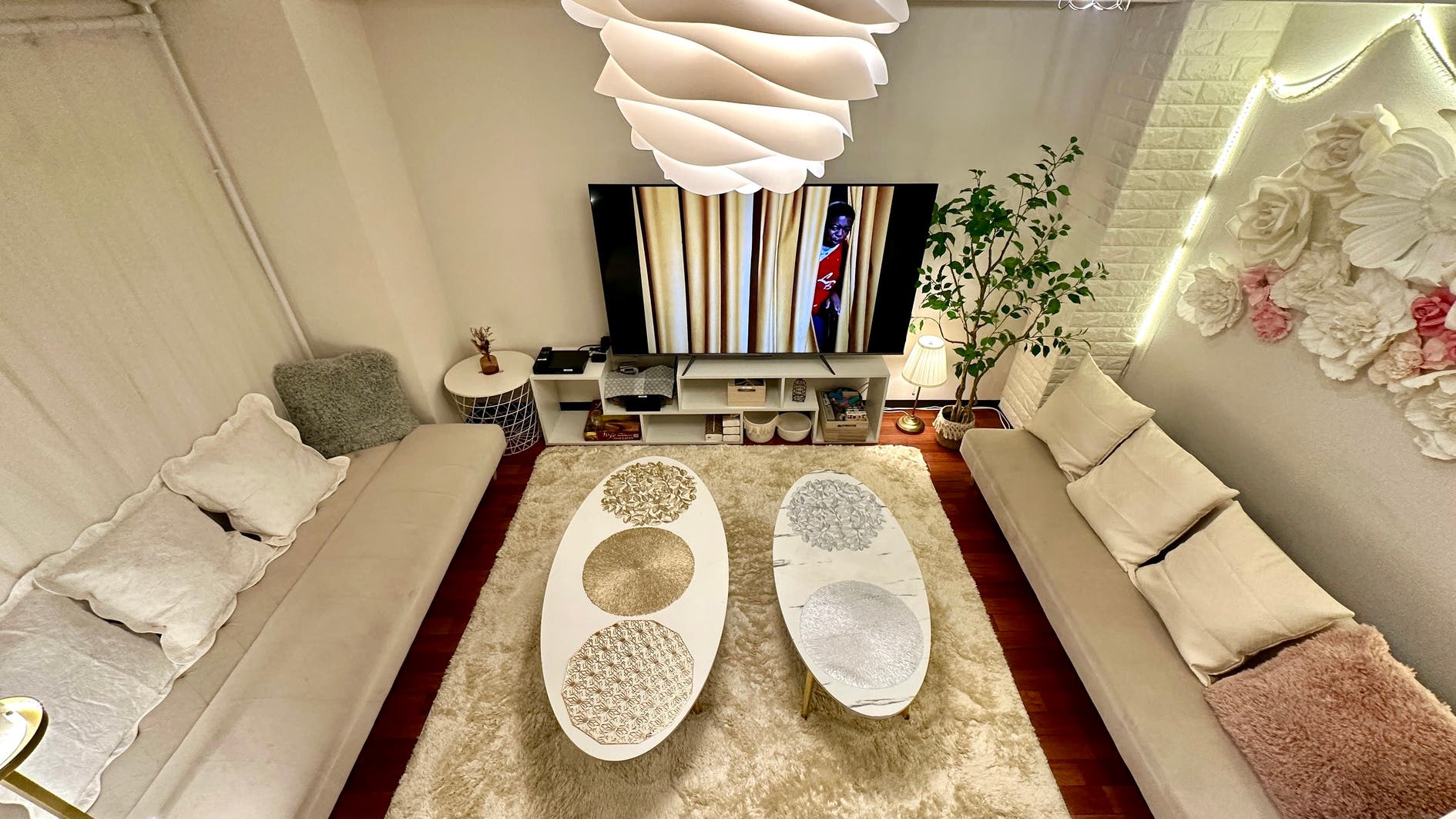 🌹心斎橋なんば徒歩圏！大型65インチ📺デート・女子会・飲み会・推し活・生誕祭・映画鑑賞会など全部叶う映えレンタルスペース🌹の写真3