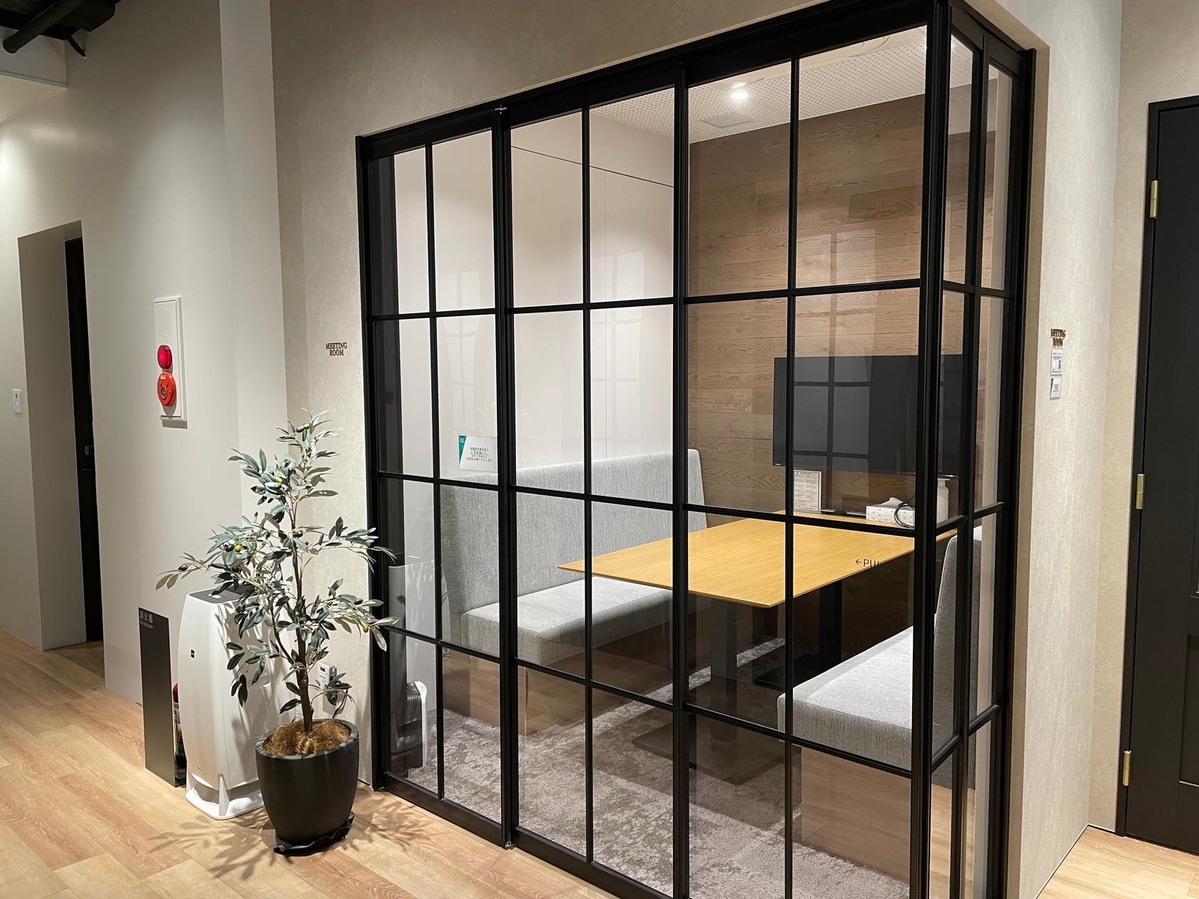 神田駅東口徒歩1分　駅近🚶フリードリンク☕️　商談や複数人での作業やMeetingに最適な6名様用会議室の写真2