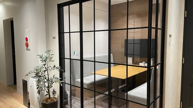 神田駅東口徒歩1分 駅近🚶フリードリンク☕️ 商談や複数人での作業やMeetingに最適な6名様用会議室の写真2