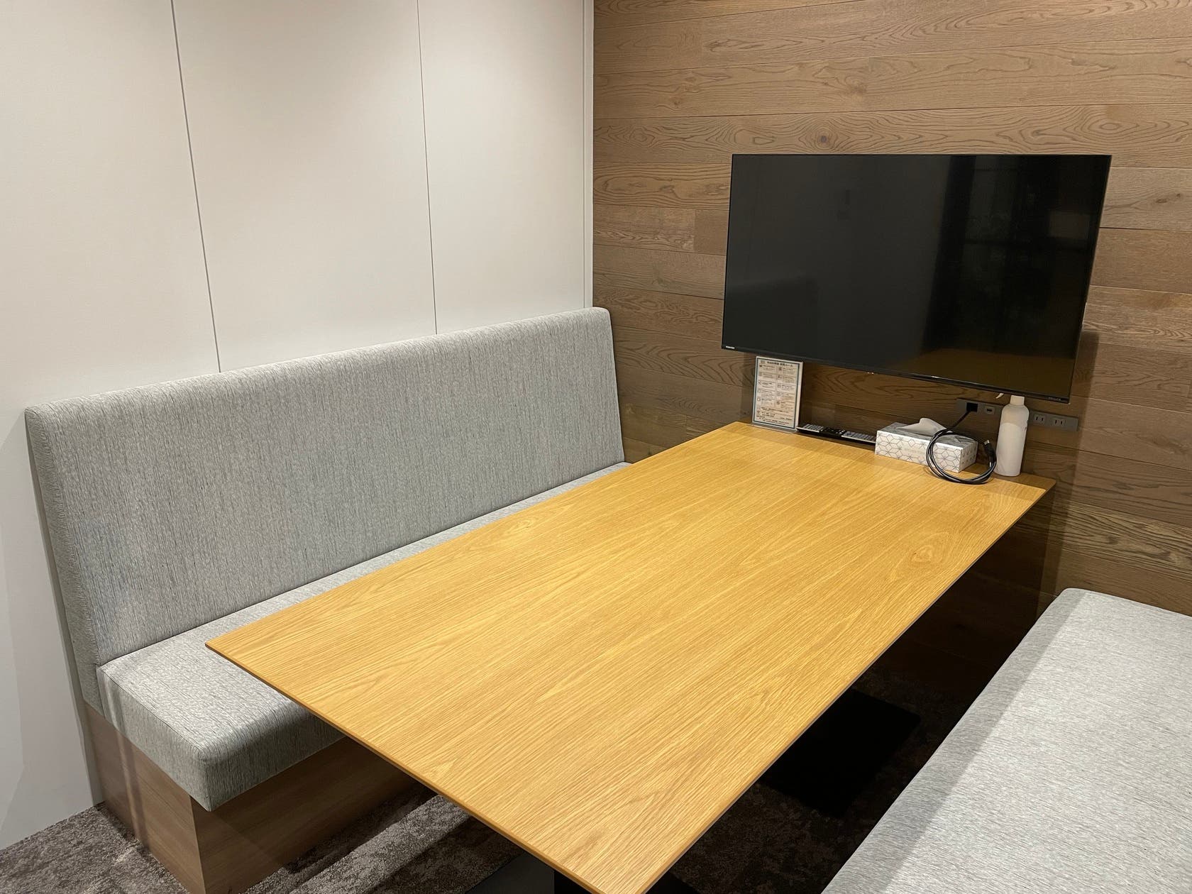 神田駅東口徒歩1分　駅近🚶フリードリンク☕️　商談や複数人での作業やMeetingに最適な6名様用会議室の写真1