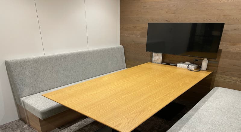 神田駅東口徒歩1分　駅近🚶フリードリンク☕️　商談や複数人での作業やMeetingに最適な6名様用会議室