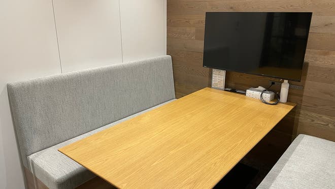 神田駅東口徒歩1分 駅近🚶フリードリンク☕️ 商談や複数人での作業やMeetingに最適な6名様用会議室の写真1