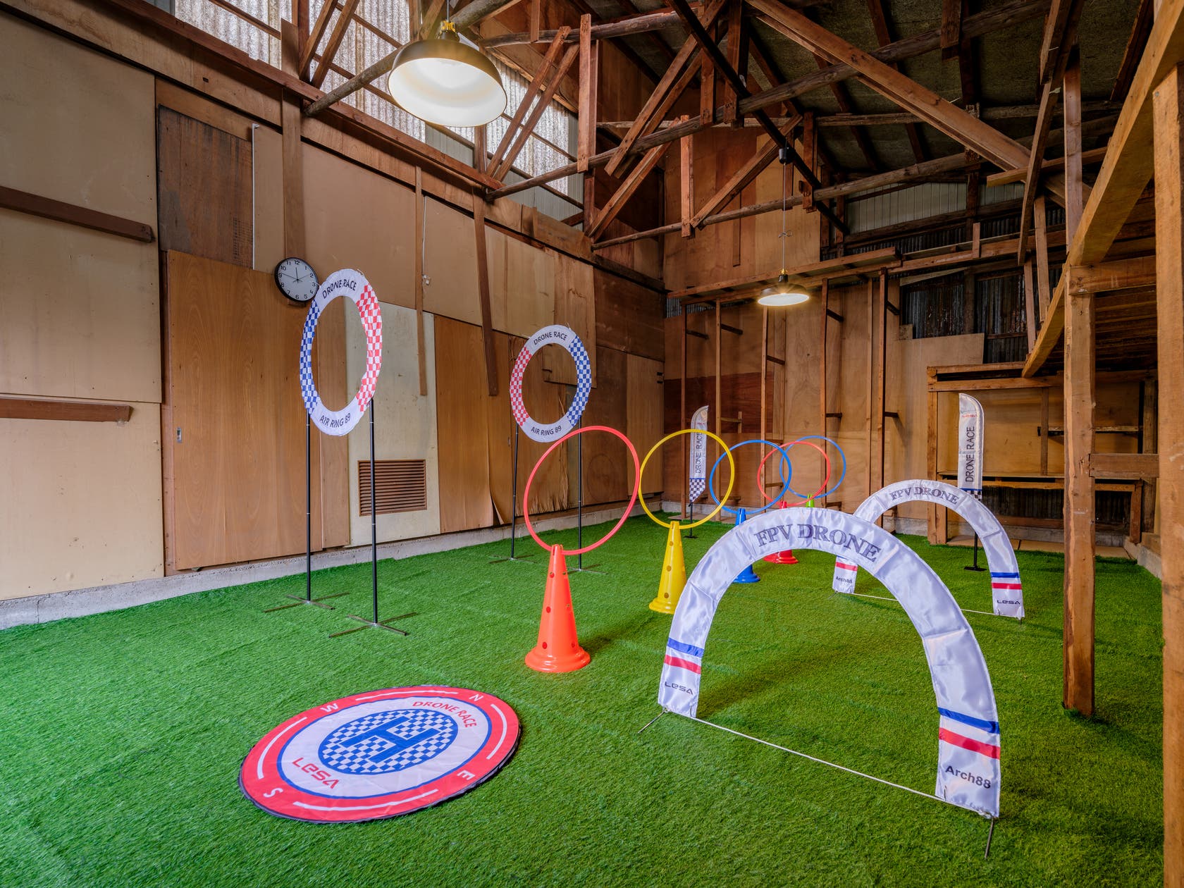 屋内練習場、障害物コース完備、小型機の練習に最適！の写真4