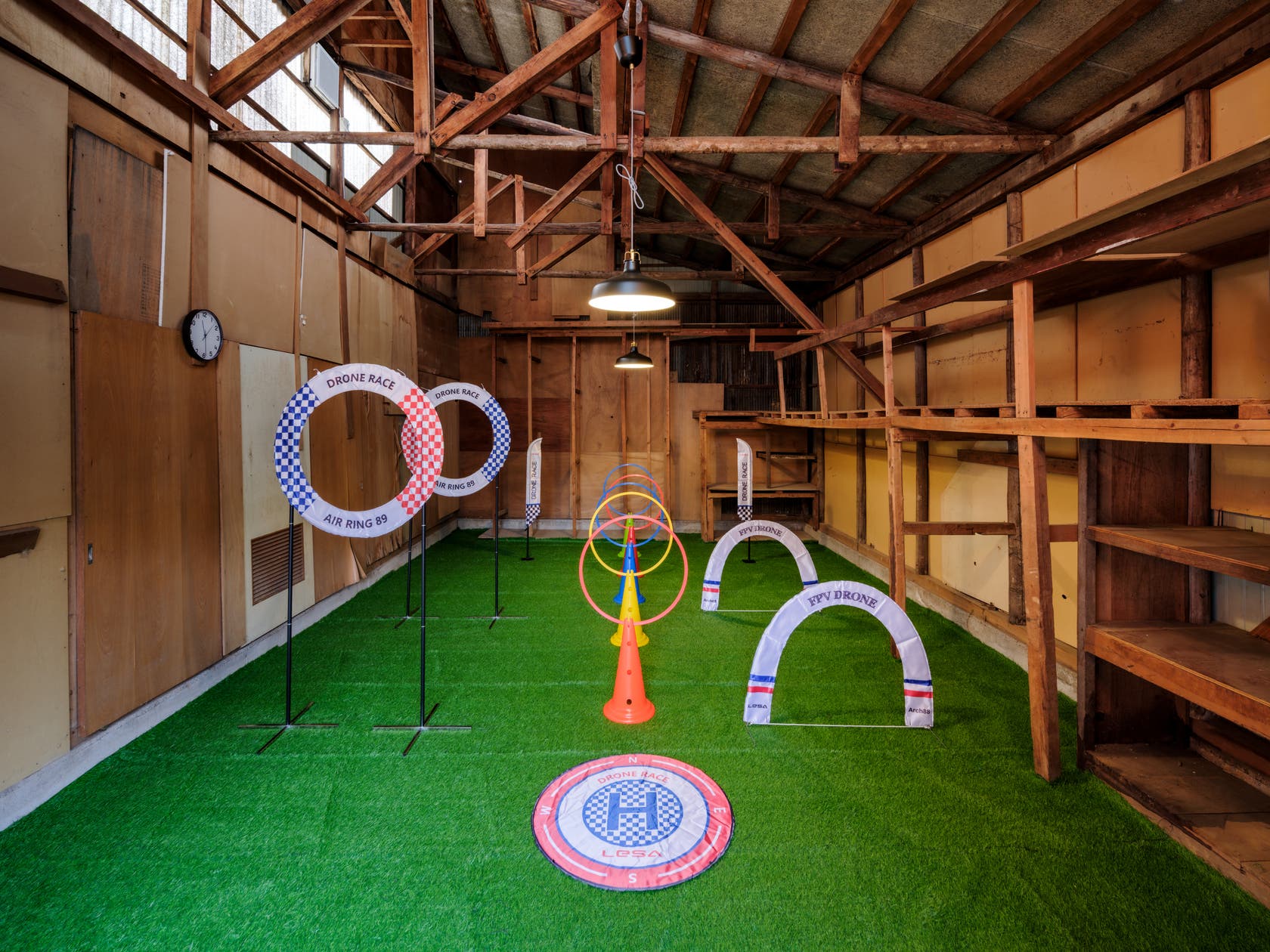 屋内練習場、障害物コース完備、小型機の練習に最適！の写真3