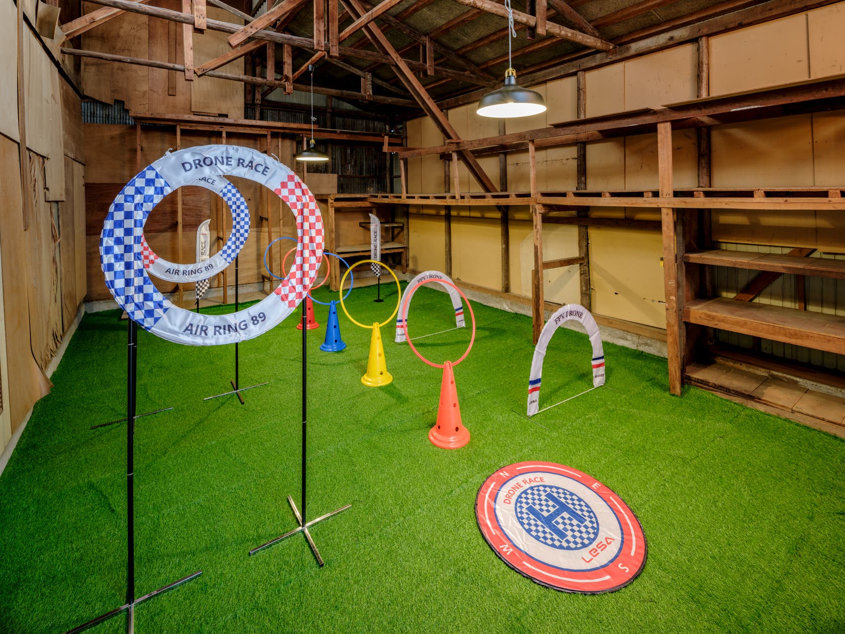 屋内練習場、障害物コース完備、小型機の練習に最適！の写真2