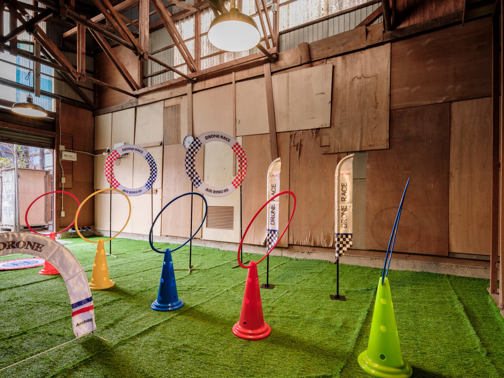屋内練習場、障害物コース完備、小型機の練習に最適！の写真5