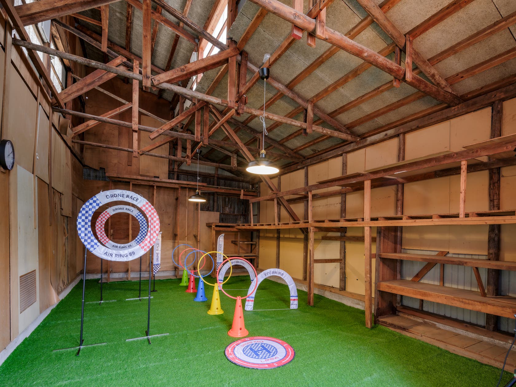 屋内練習場、障害物コース完備、小型機の練習に最適！の写真1