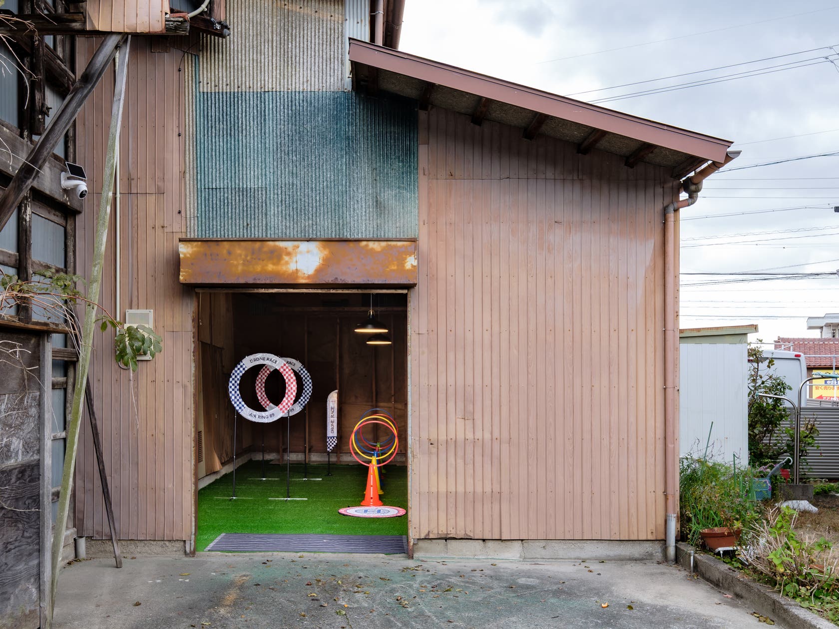 屋内練習場、障害物コース完備、小型機の練習に最適！の写真6