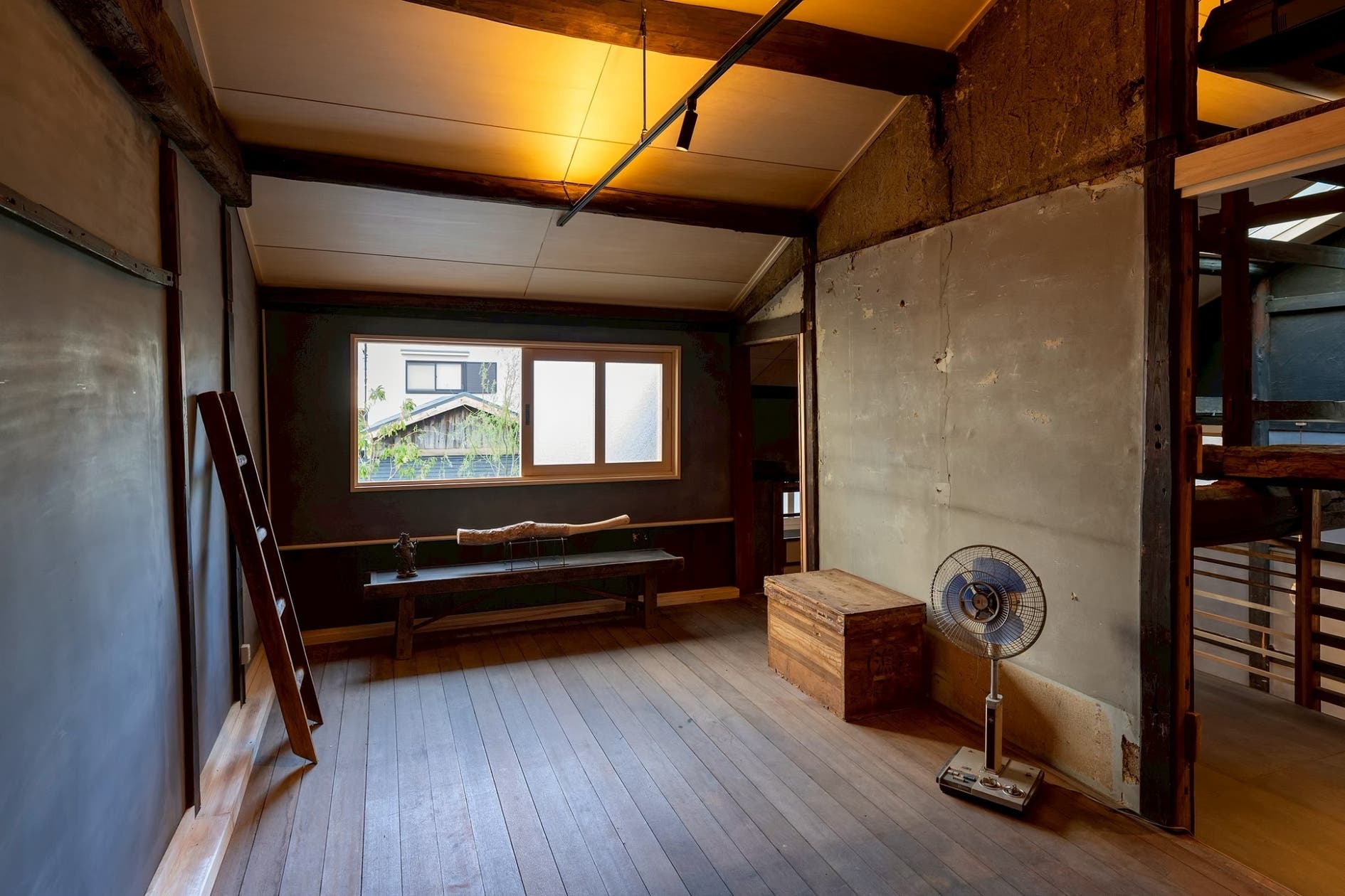 築200年の古民家をリノベーションした複合施設の屋根裏の写真1