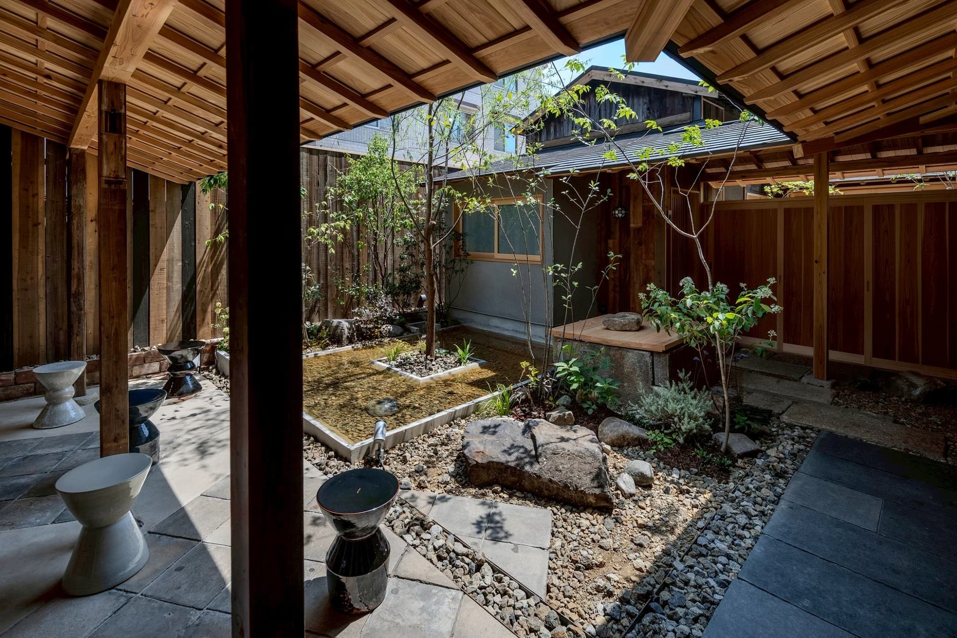 築200年の古民家をリノベーションした複合施設の屋根裏の写真6