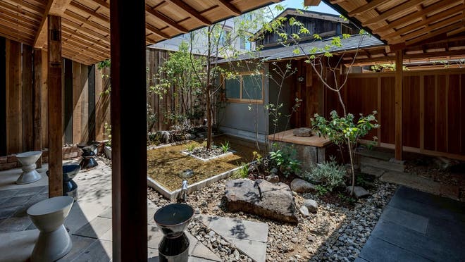 築200年の古民家をリノベーションした複合施設の屋根裏の写真6