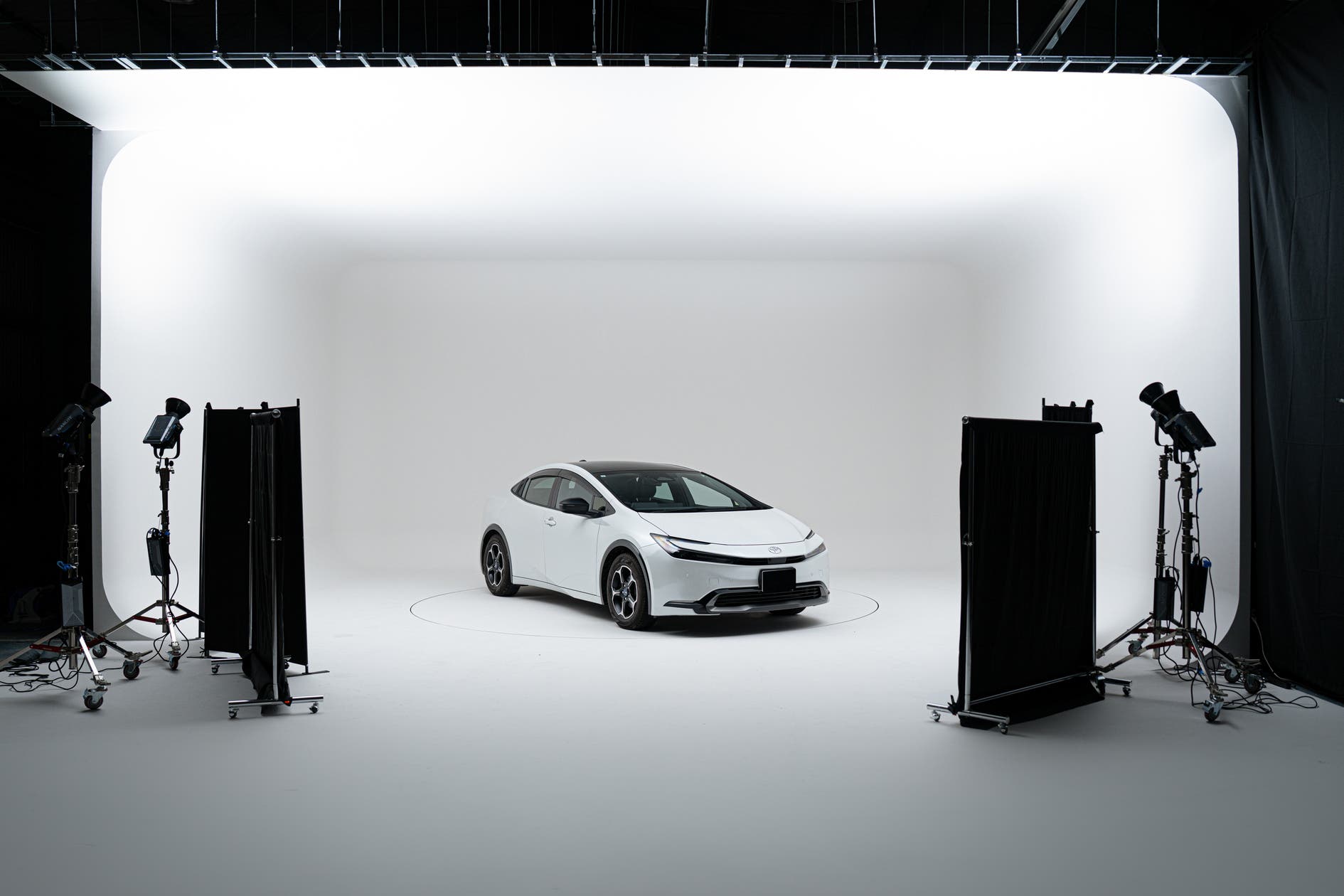 車搬入可能なターンテーブル付きドーム型白ホリスタジオの写真1