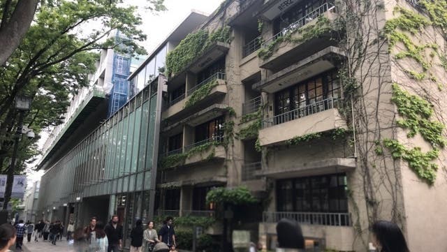 表参道ヒルズ内31㎡【試着室・天吊ハンガーパイプ有】展示会/ポップアップ/イベント対応。白基調&窓2面の並木道に面する開放的空間の写真1