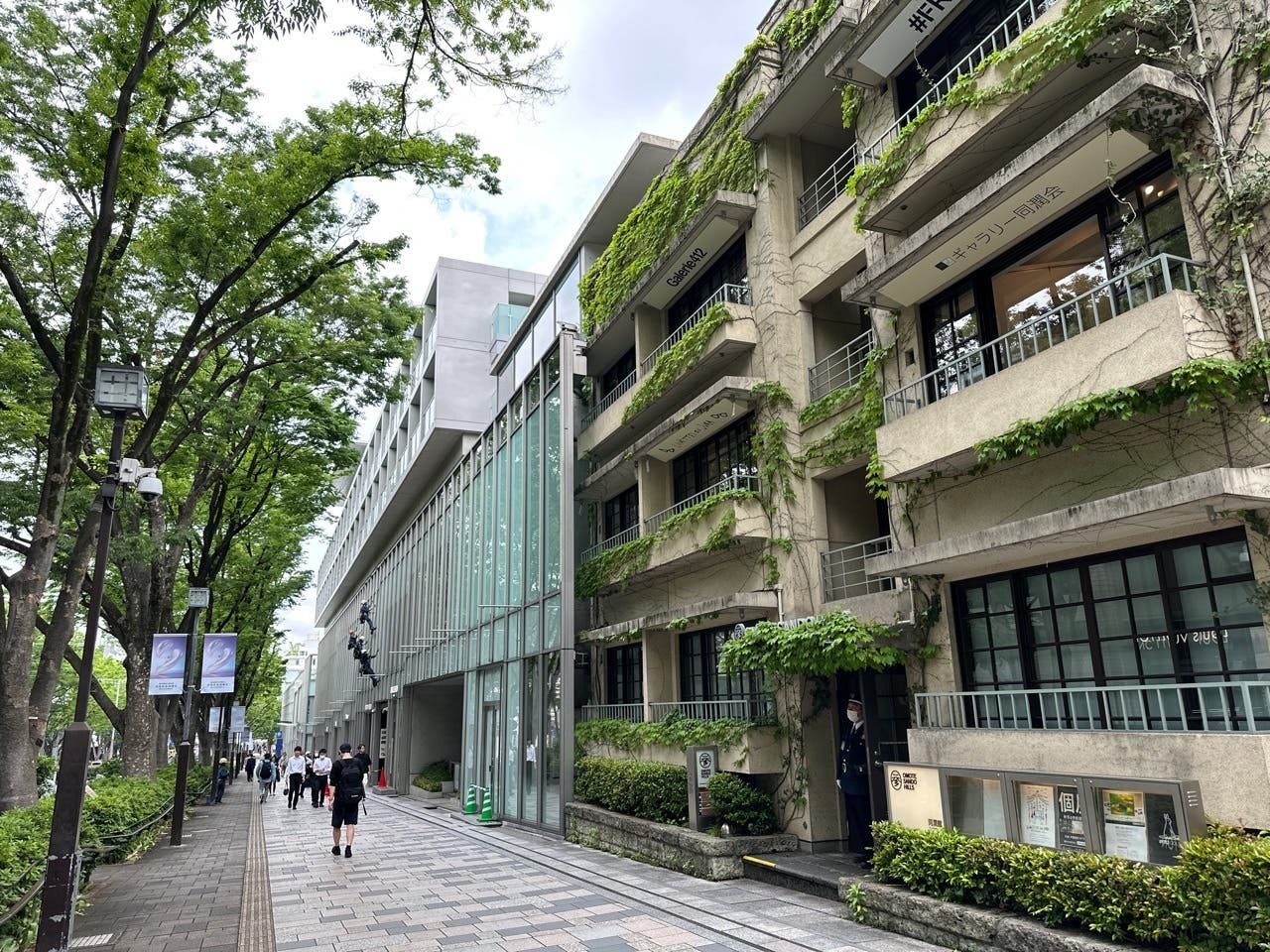 表参道ヒルズ内31㎡【試着室・天吊ハンガーパイプ有】展示会/ポップアップ/イベント対応。白基調&窓2面の並木道に面する開放的空間の写真1