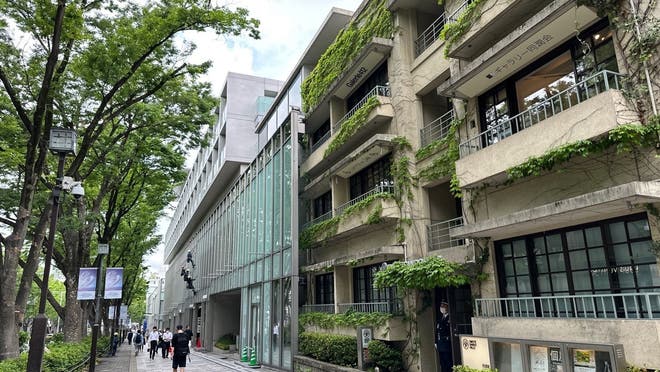 表参道ヒルズ内31㎡【試着室・天吊ハンガーパイプ有】展示会/ポップアップ/イベント対応。白基調&窓2面の並木道に面する開放的空間の写真1