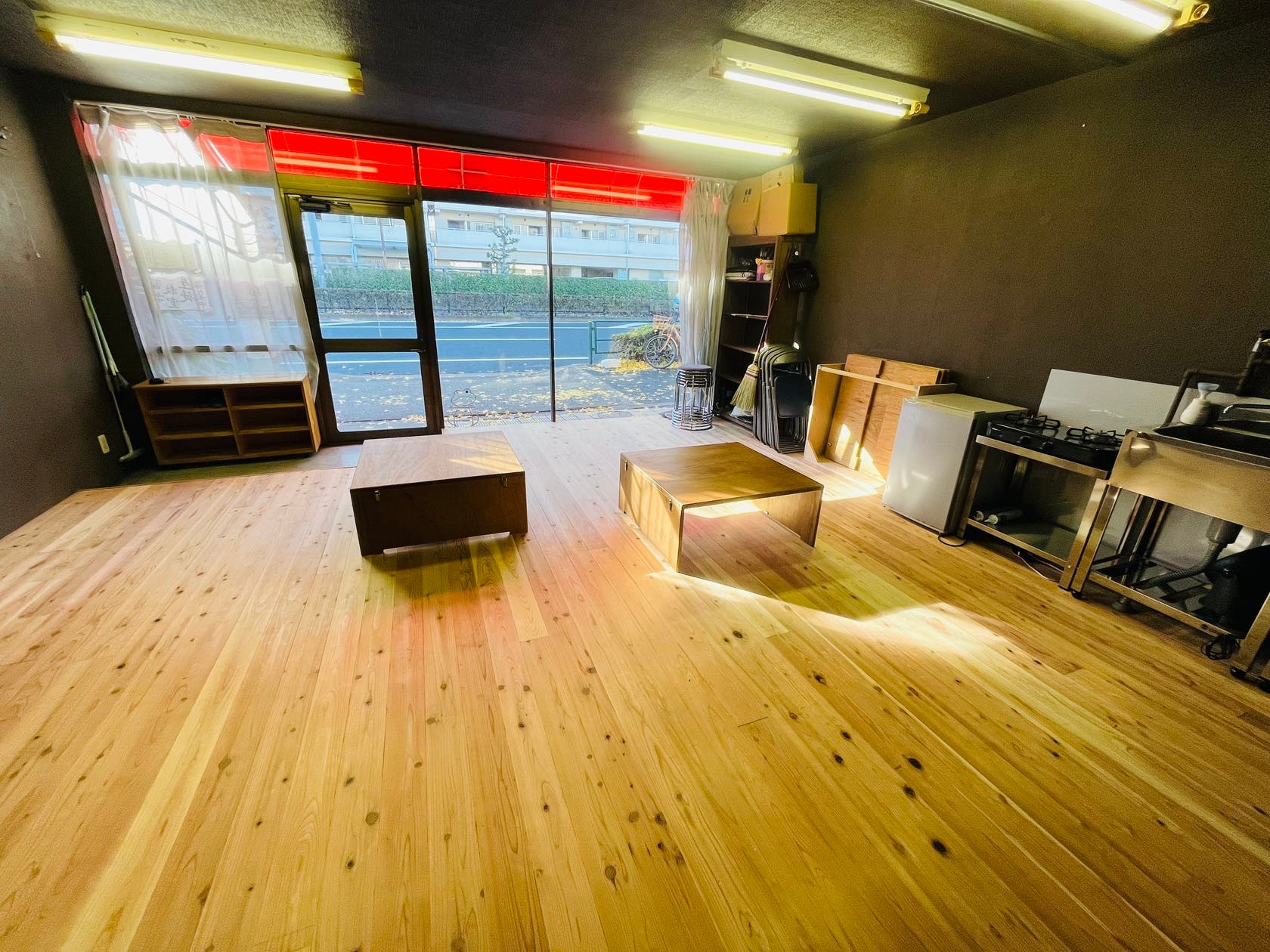 杉無垢床×ミニキッチンの自由な空間の写真1