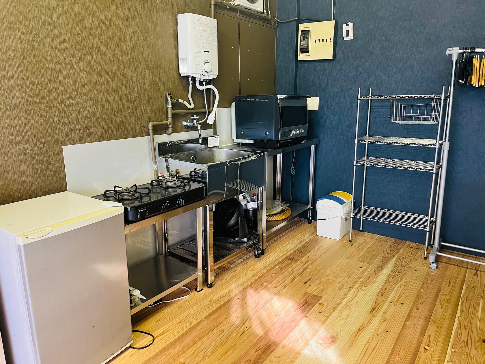 杉無垢床×ミニキッチンの自由な空間の写真3